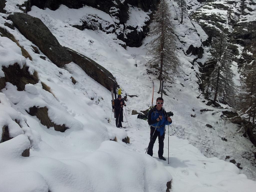 la montée à pied entre les mélèzes - Blog Montania Sport