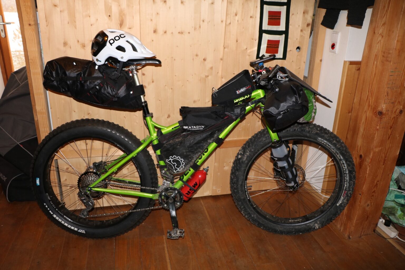 Comment répartir le poids sur son vélo en voyage ? Guide bikepacking et ...